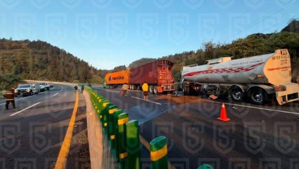 Accidente entre tráiler y pipa de combustible provoca cierre total de ...